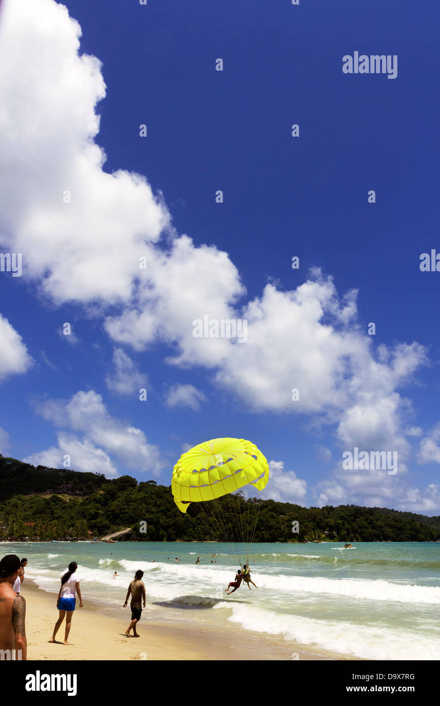 Parasailing beach phuket thailand hi-res stock photography and images ...