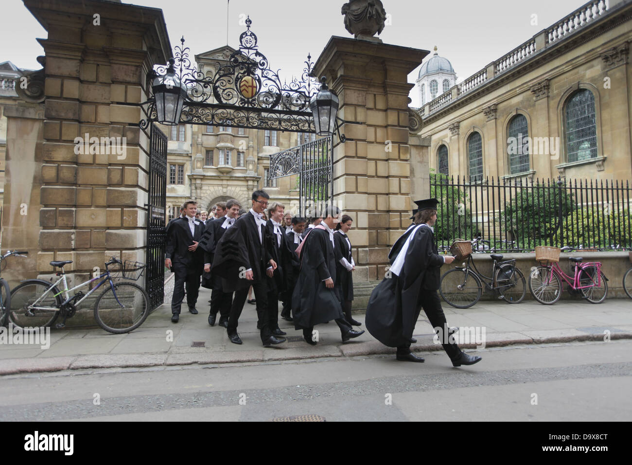 GRADUATION DAT AT CAMBRIDGE UNIVERSITY SHOWS STUDENTS ON THEIR WAY TO ...