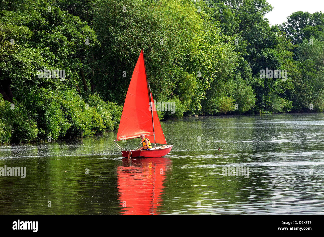 Riverside at Shepperton with single sailing dinghy Stock Photo - Alamy