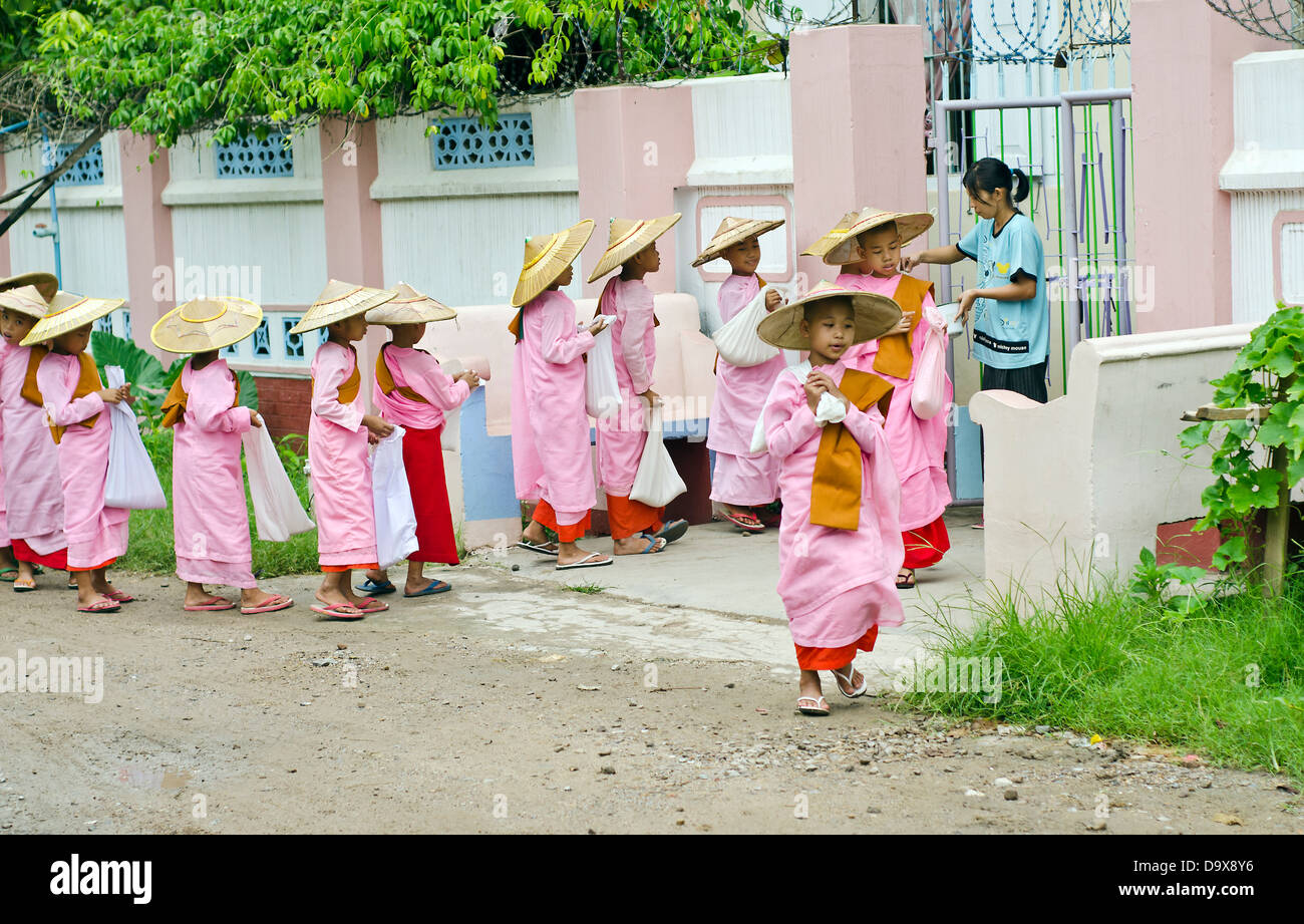 Buddhist nuns begging burma nun myanmar nun hi-res stock photography ...