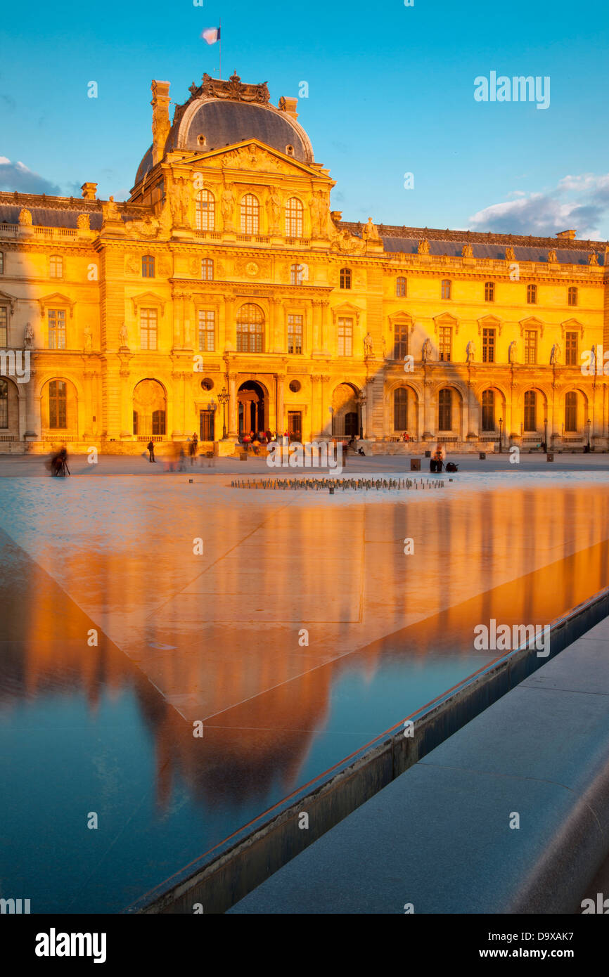 Setting sunlight on the architecture of Musee du Louvre, Paris France ...