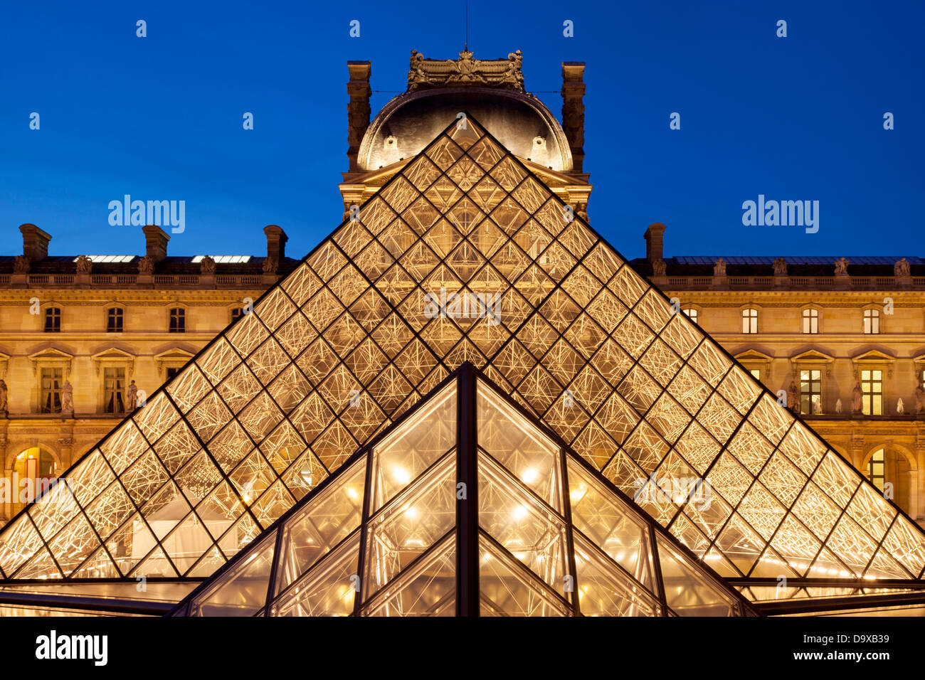 Glass pyramid of the louvre hi-res stock photography and images - Alamy