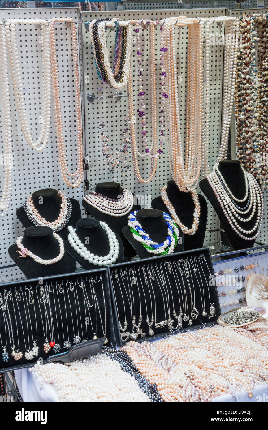 Group of pearls hi-res stock photography and images - Alamy