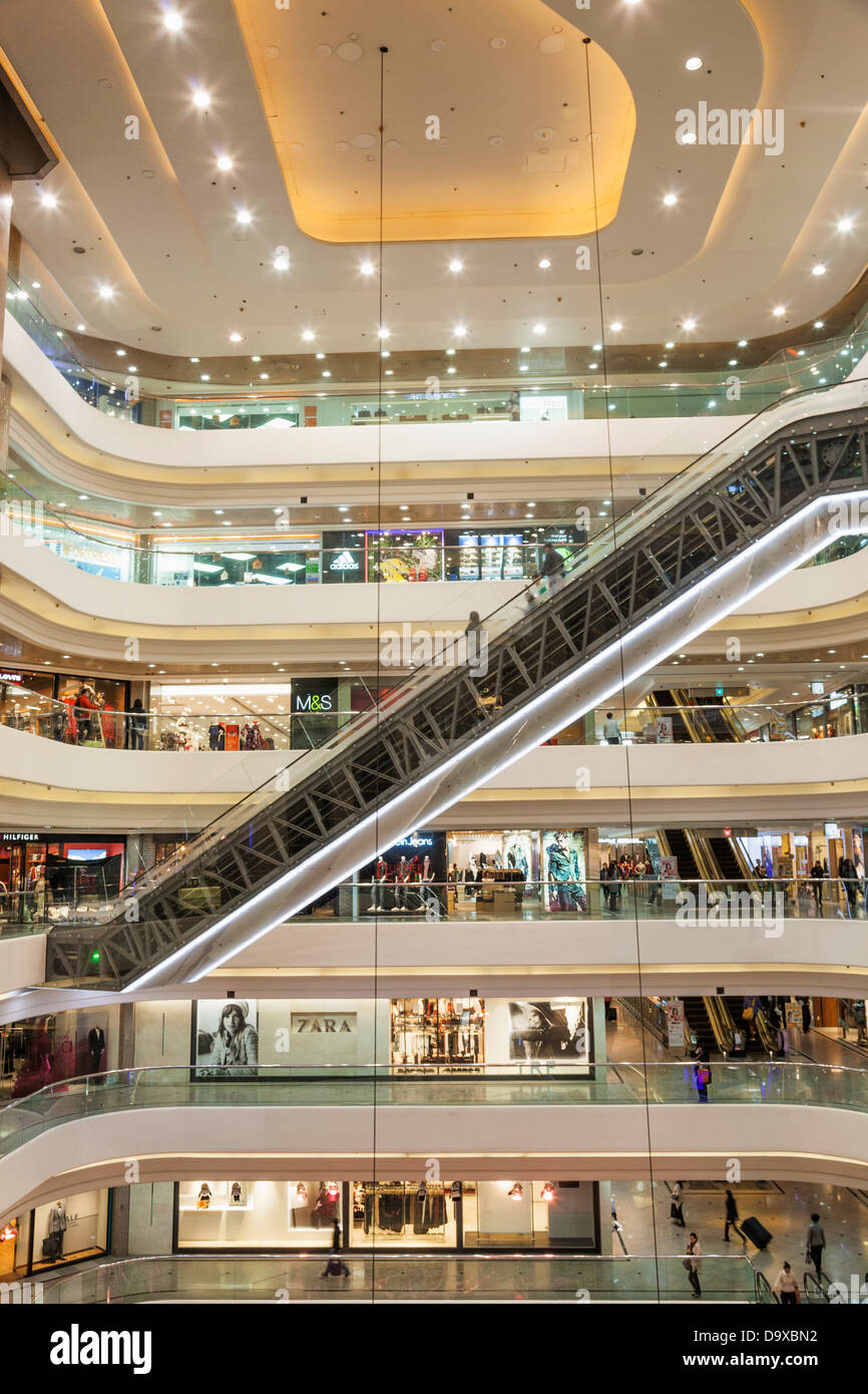 Hong kong times square escalator hi-res stock photography and images ...