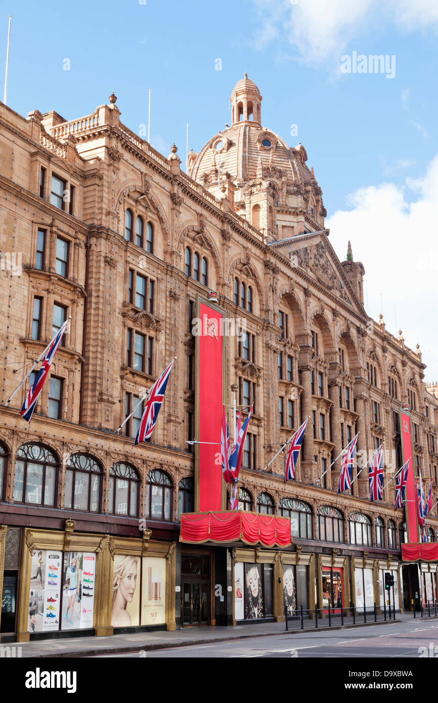 UK, England, London, Knightsbridge, Harrods, Exterior with British ...