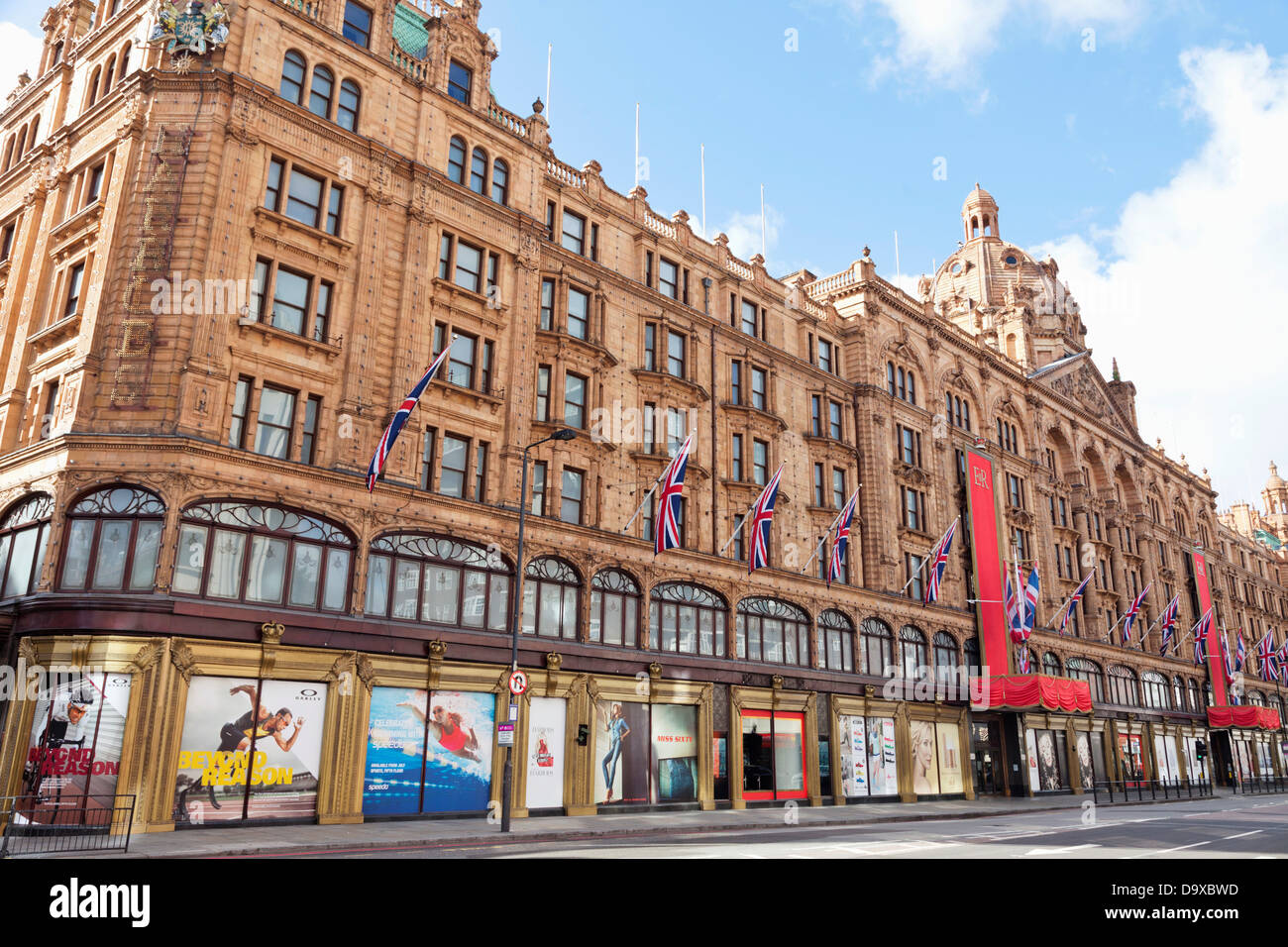 UK, England, London, Knightsbridge, Harrods Stock Photo - Alamy