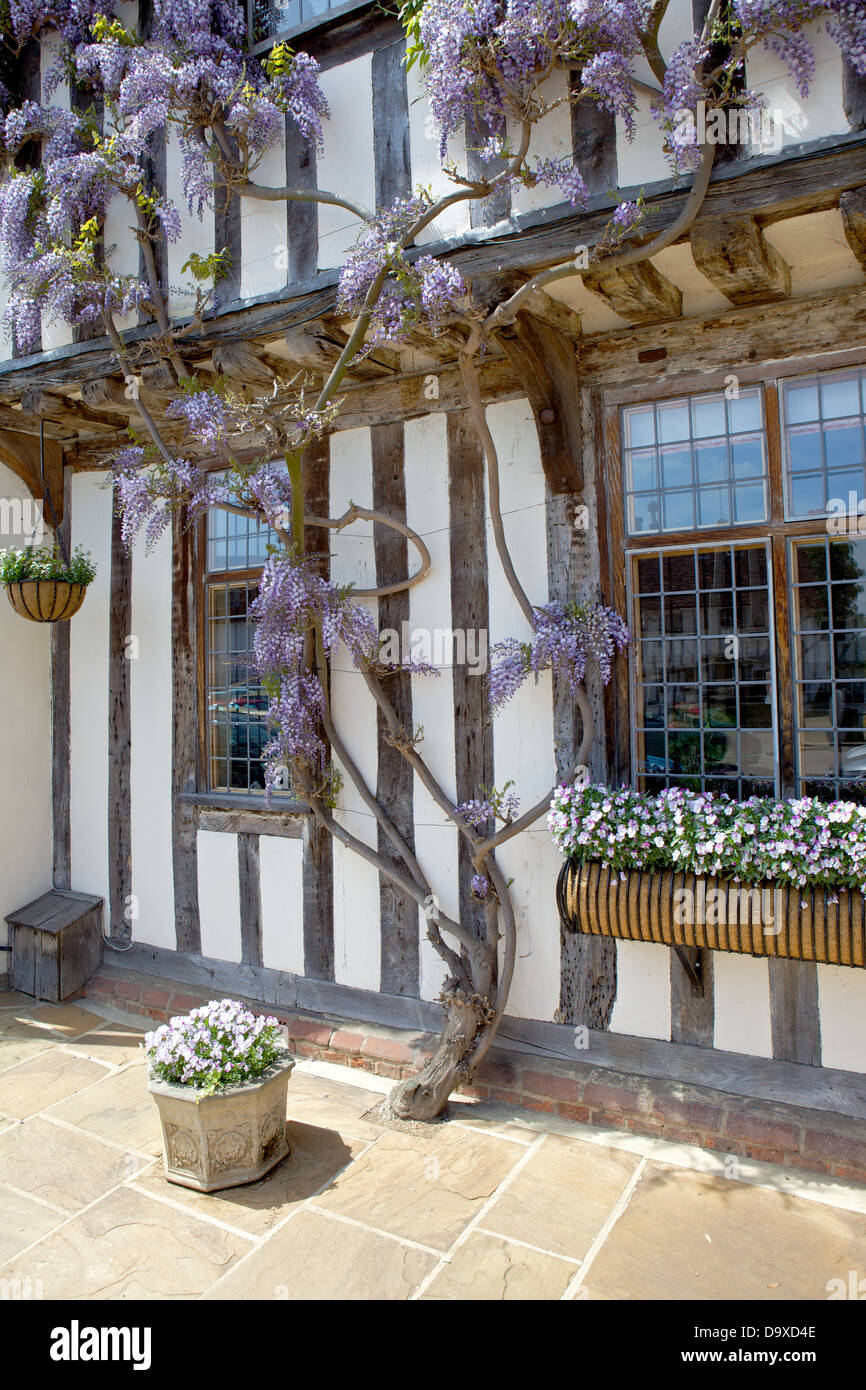 Medieval cottage hi-res stock photography and images - Alamy