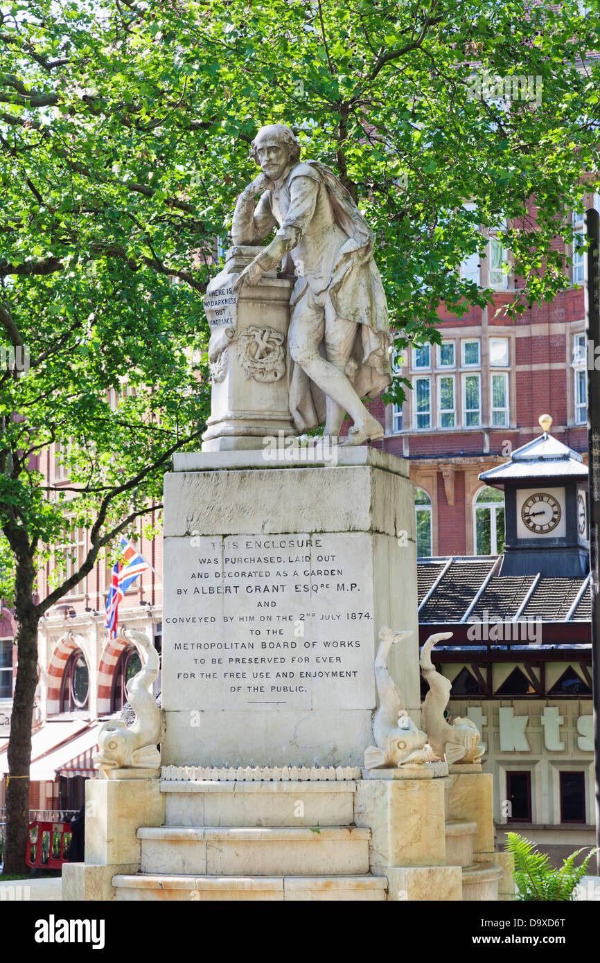 William shakespeare human statue hi-res stock photography and images ...