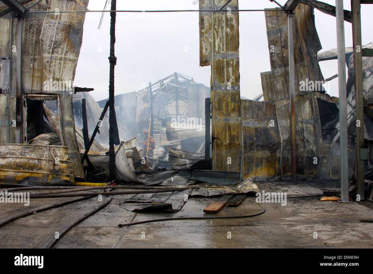 Fireman extinguishing building hi-res stock photography and images - Alamy