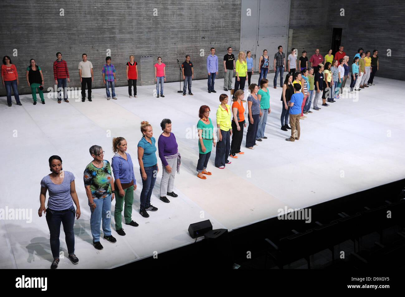 People rehearse the theatre piece 'A (micro)economic world history' at ...