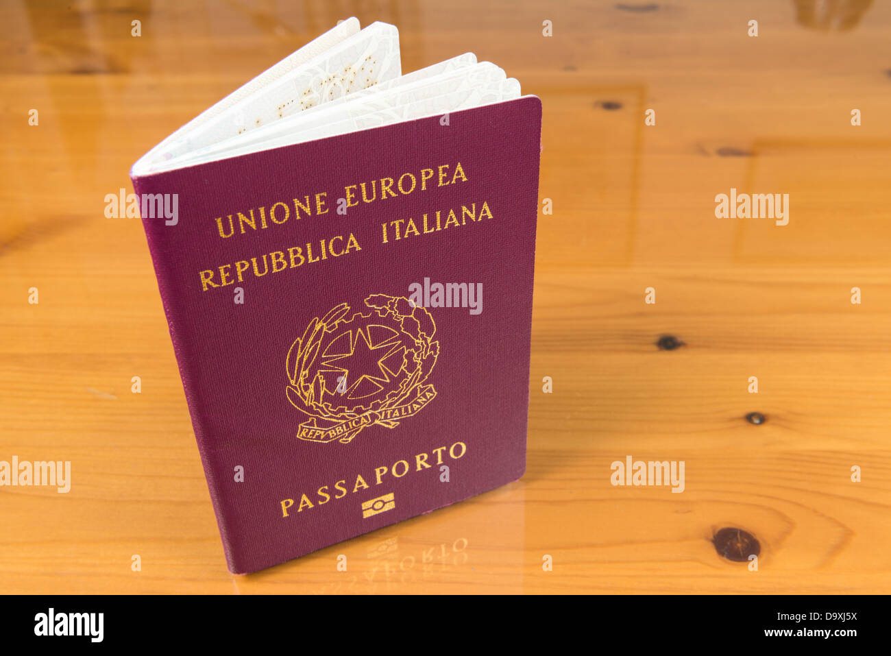 Italian passport hi-res stock photography and images - Alamy