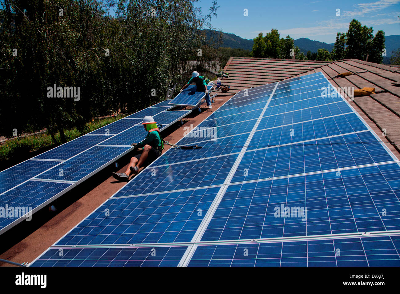 Installing solar panels home usa hi-res stock photography and images ...