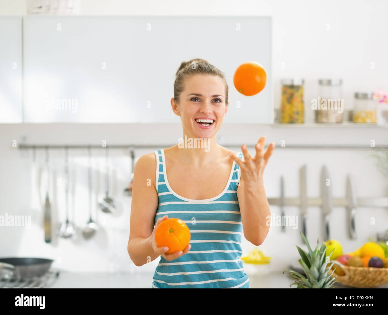 Juggle woman hi-res stock photography and images - Alamy