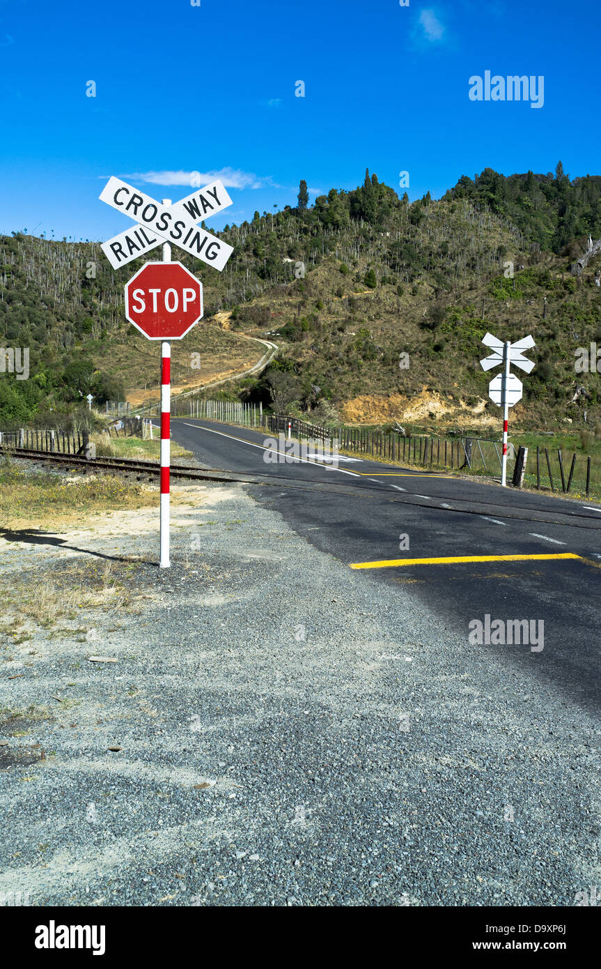 dh Forgotten World Highway TARANAKI NEW ZEALAND SH43 state highway open ...