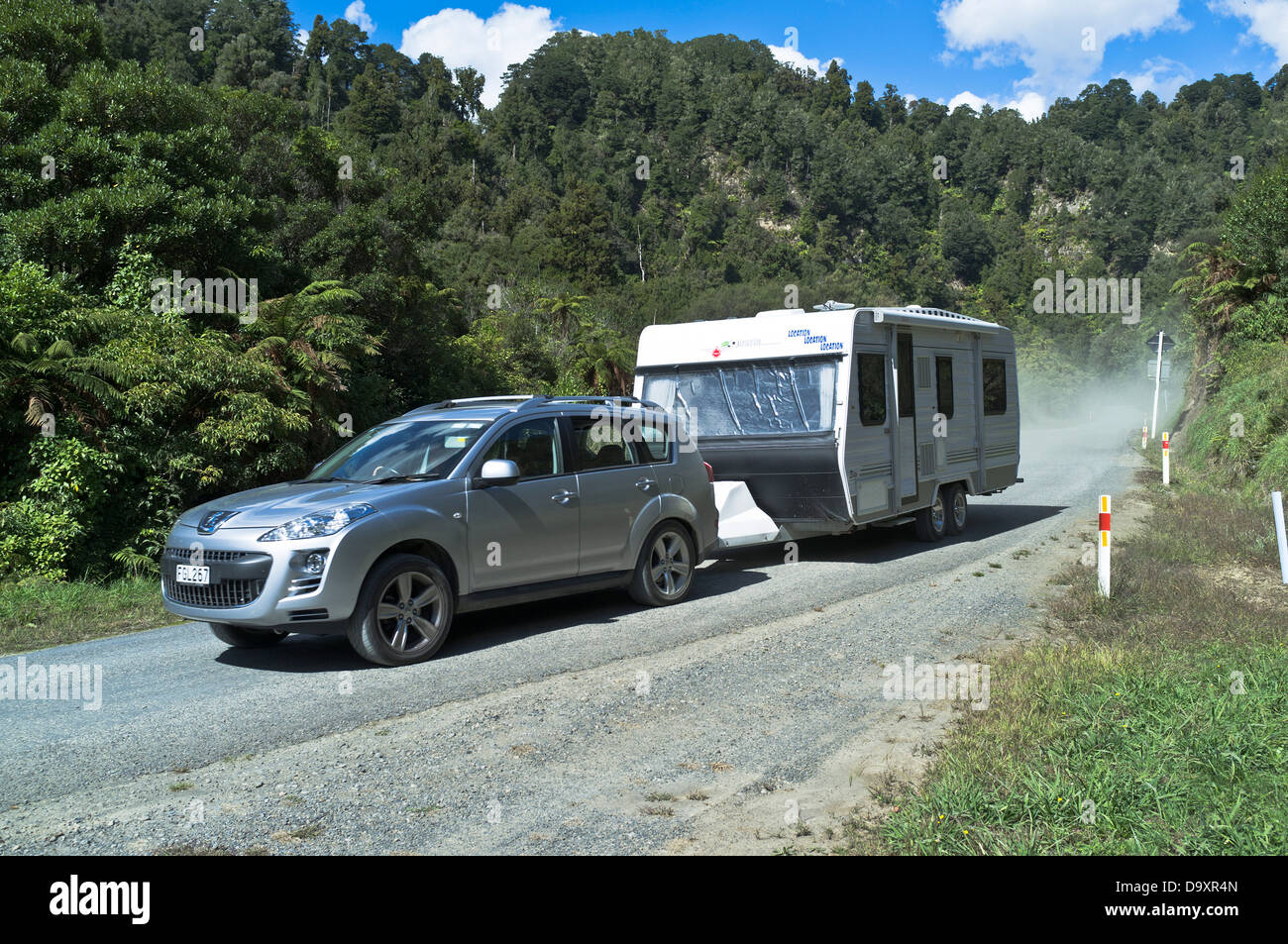 dh Forgotten World Highway OHURA ROAD NEW ZEALAND 4x4 off roader car ...