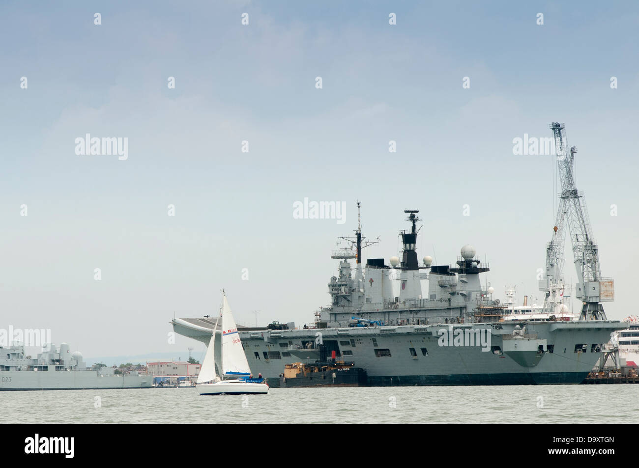 Hms invincible portsmouth hi-res stock photography and images - Alamy