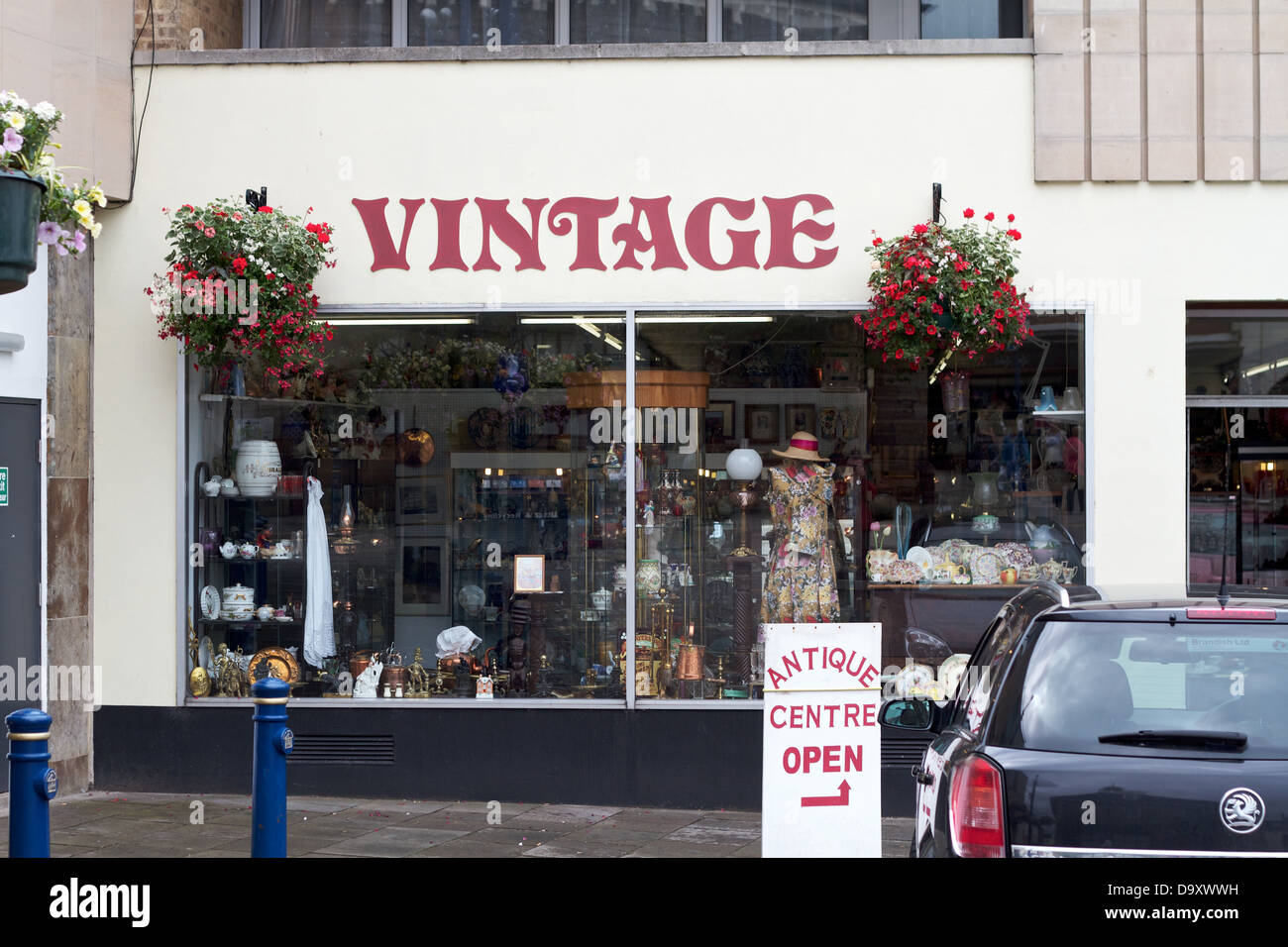 Vintage shop front uk hi-res stock photography and images - Alamy