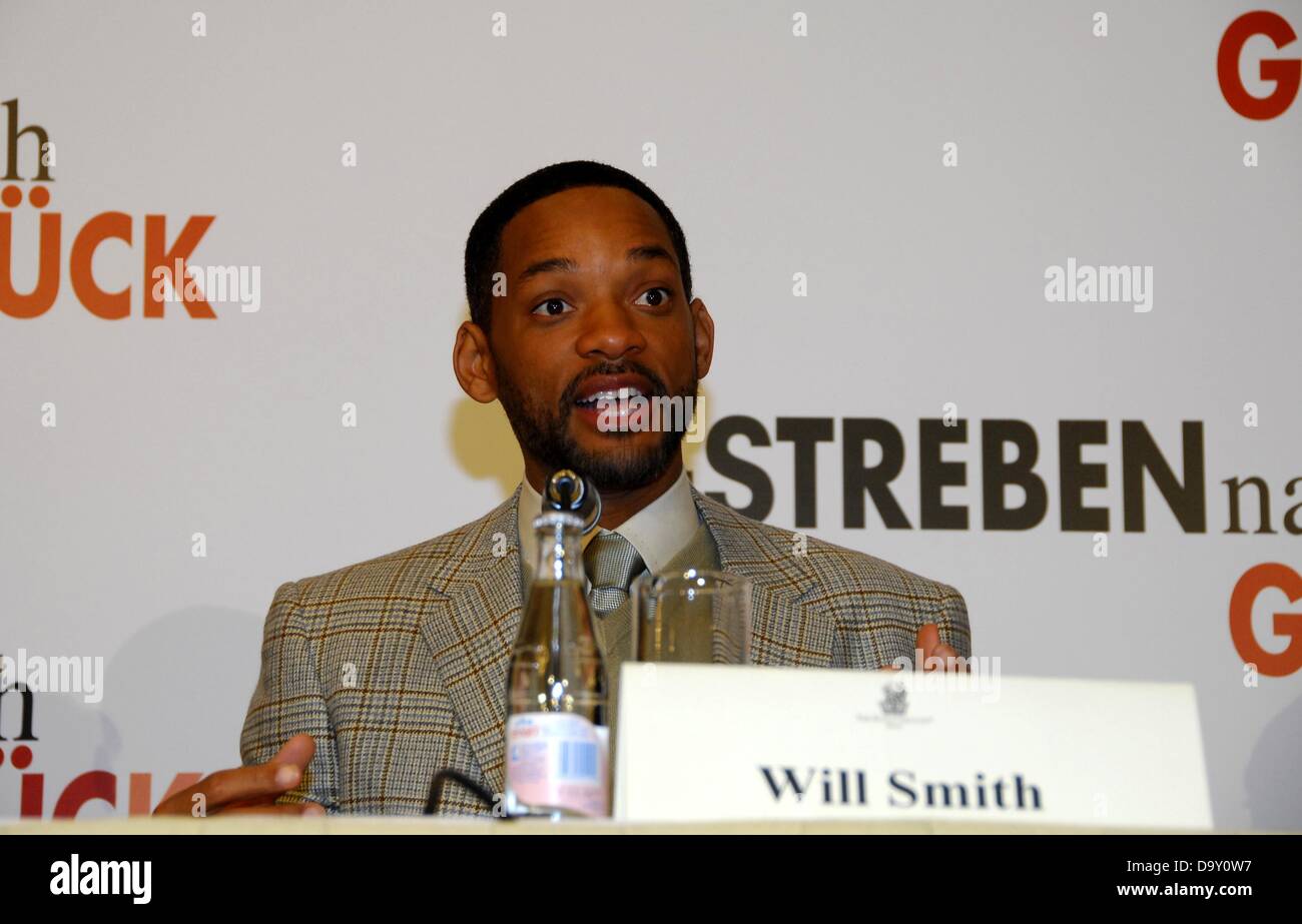 Pursuit of happiness will smith hi-res stock photography and images - Alamy