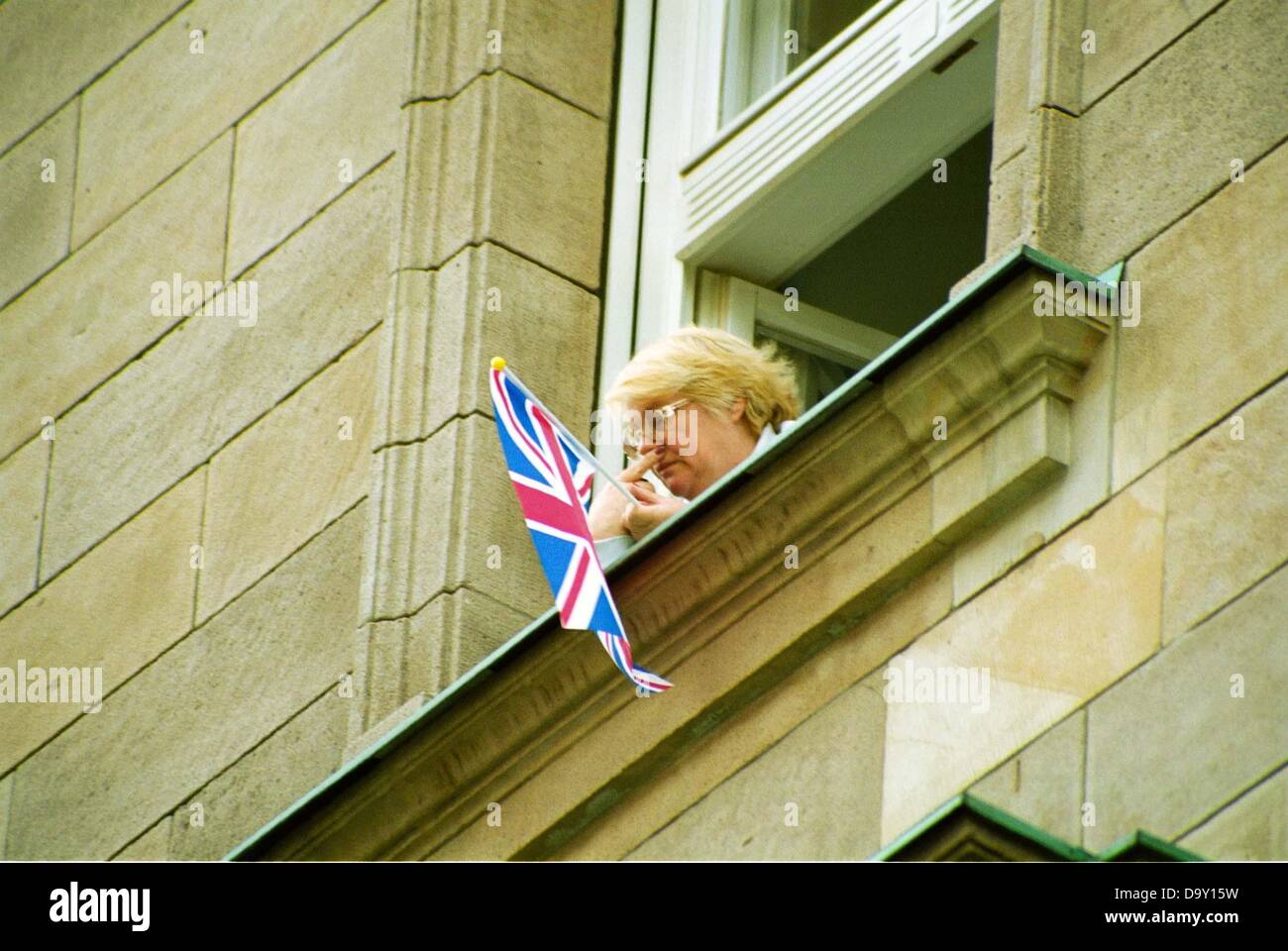 A fan of Queen Elizabeth II. with an England flag opposite the new ...