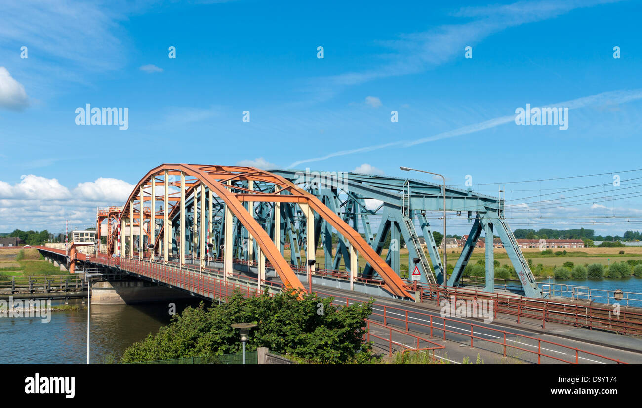 Arch over road hi-res stock photography and images - Alamy