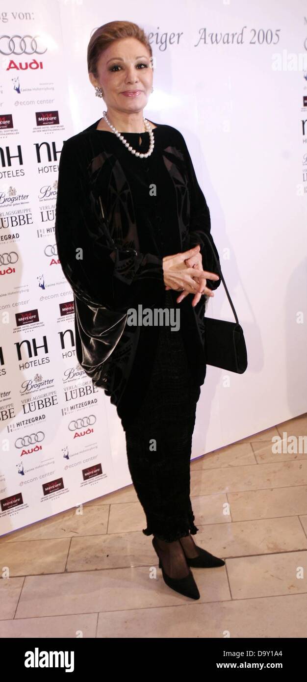 Empress farah diba pahlavi hi-res stock photography and images - Alamy