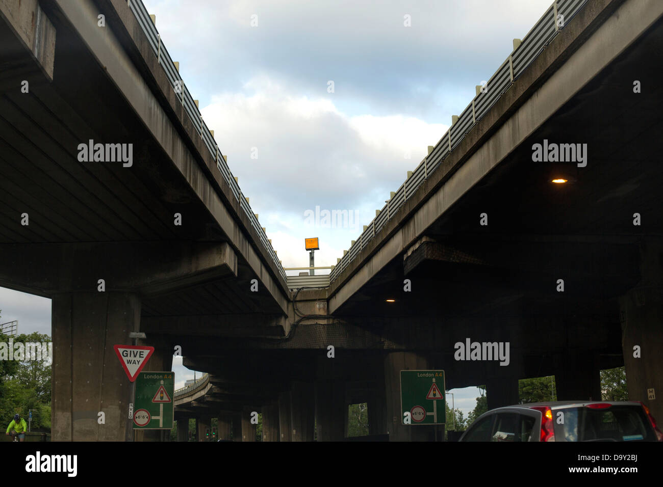 London motorway flyover hi-res stock photography and images - Alamy