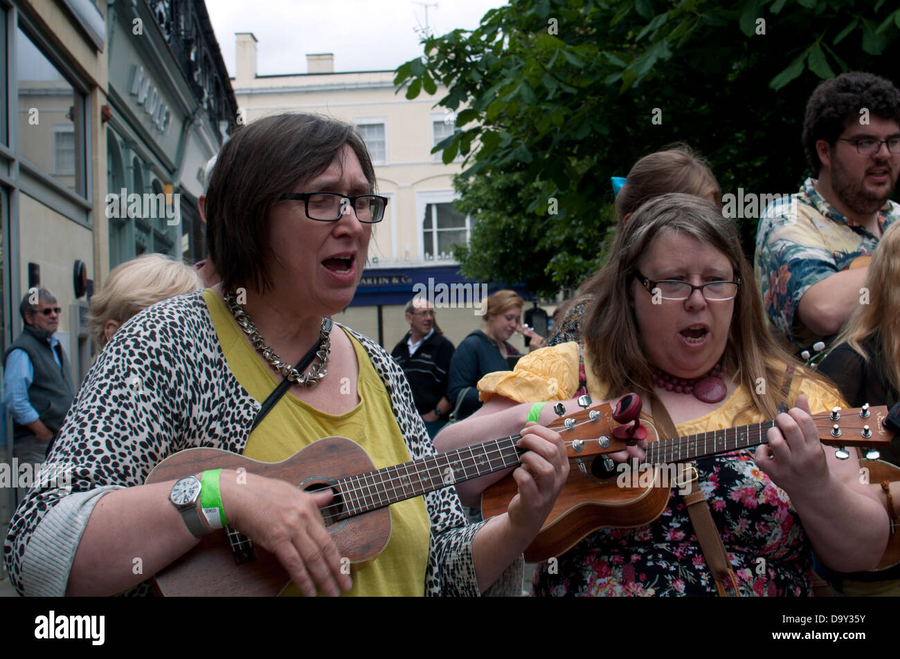 Women playing musical instruments hi-res stock photography and images ...