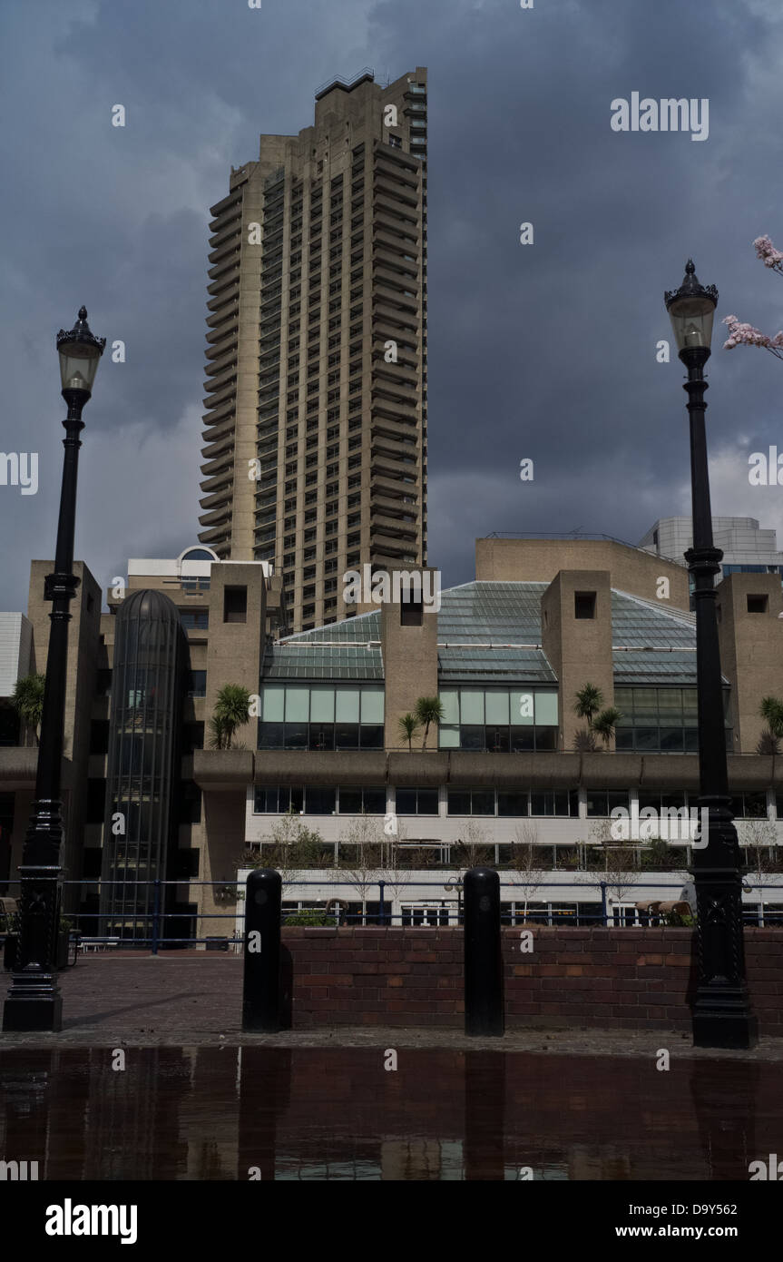 Barbican architecture hi-res stock photography and images - Alamy
