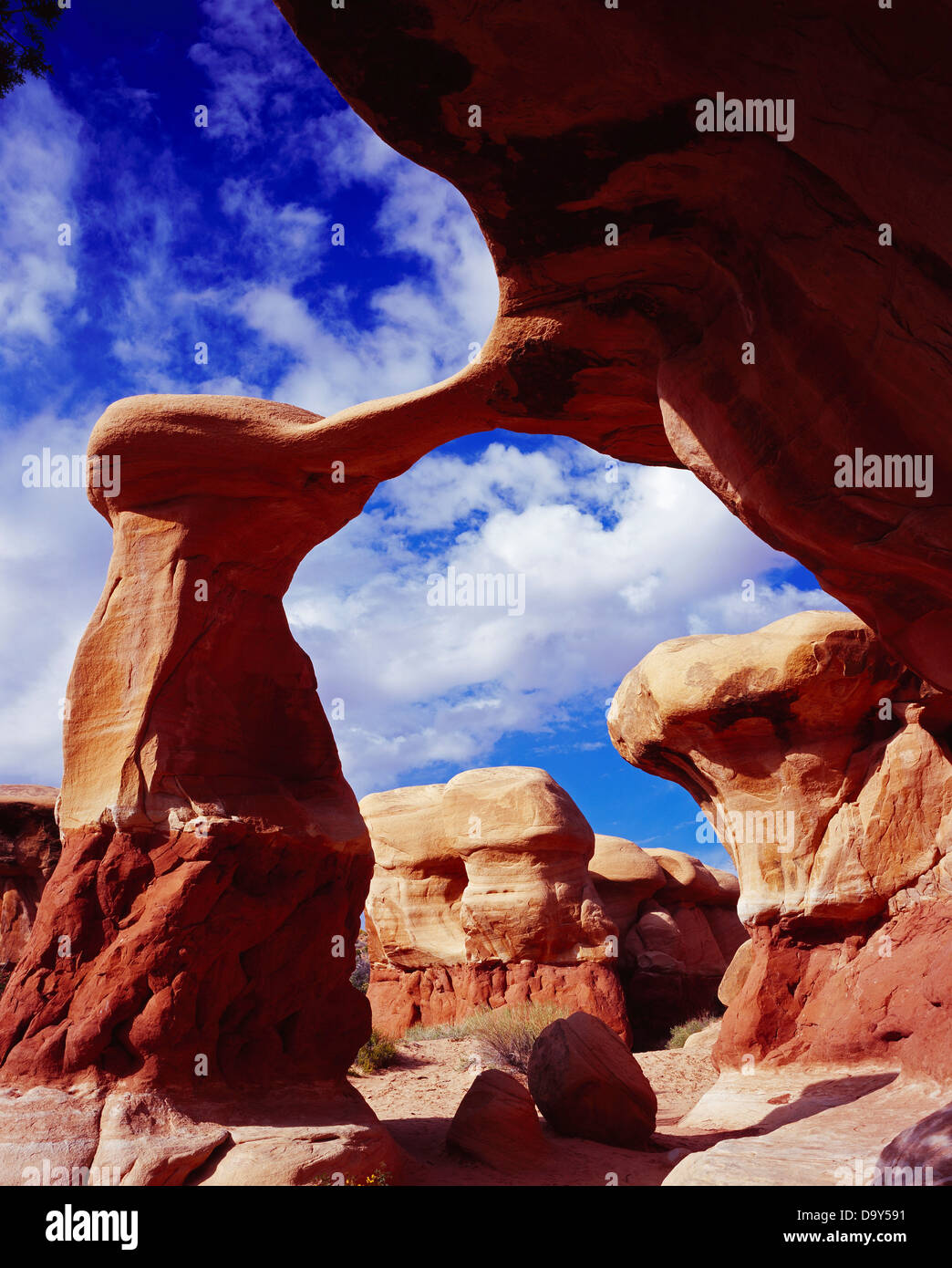 Metate Arch, exquisitely carved Entrada Sandstone, Devils Garden, Grand ...