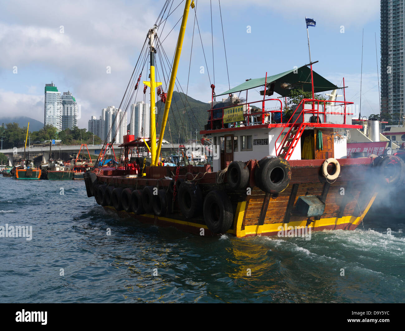 dh Aberdeen Harbour ABERDEEN HONG KONG Cargo loading Chinese junk boat ...