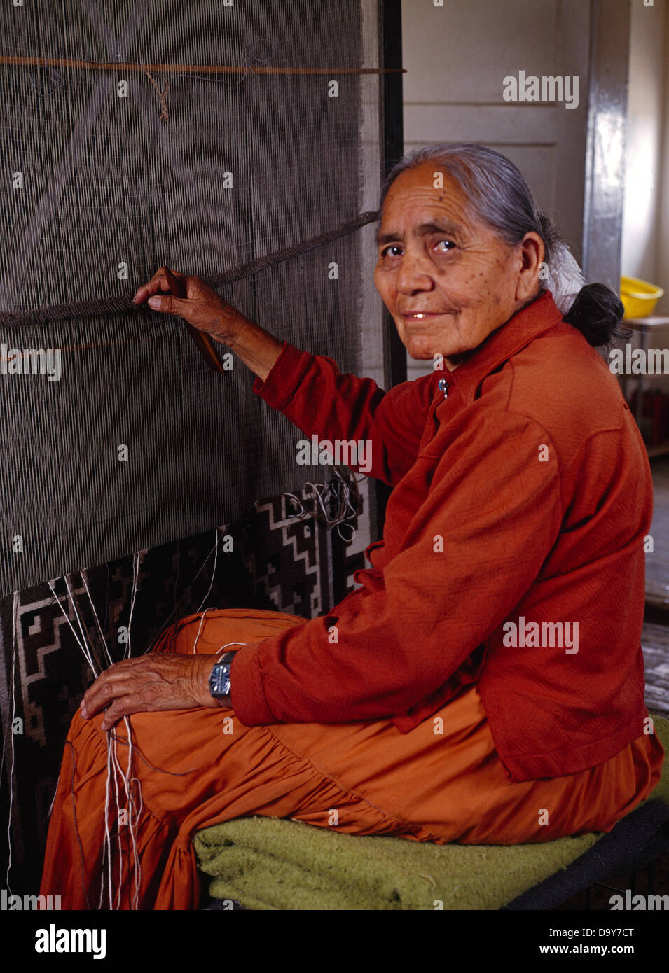 Navajo woman weaving hi-res stock photography and images - Alamy