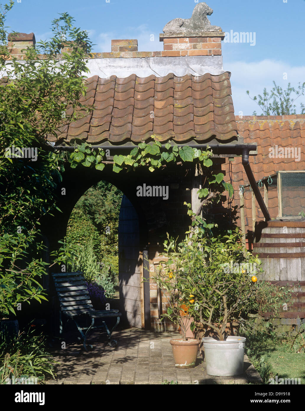 Cottage With Tiled Roof Stock Photos & Cottage With Tiled Roof Stock ...