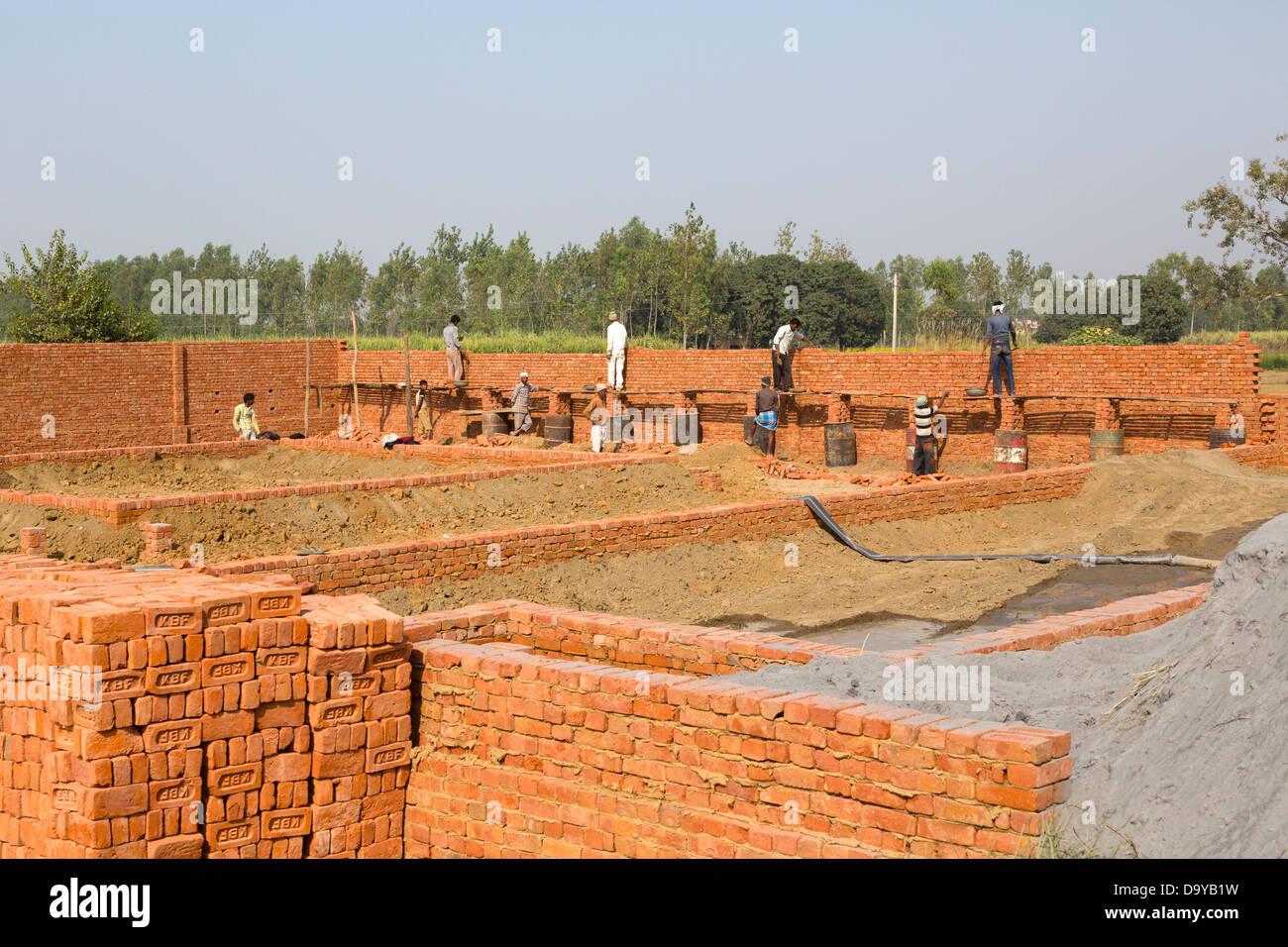 Bricklayers Laying Bricks Stock Photos & Bricklayers Laying Bricks ...