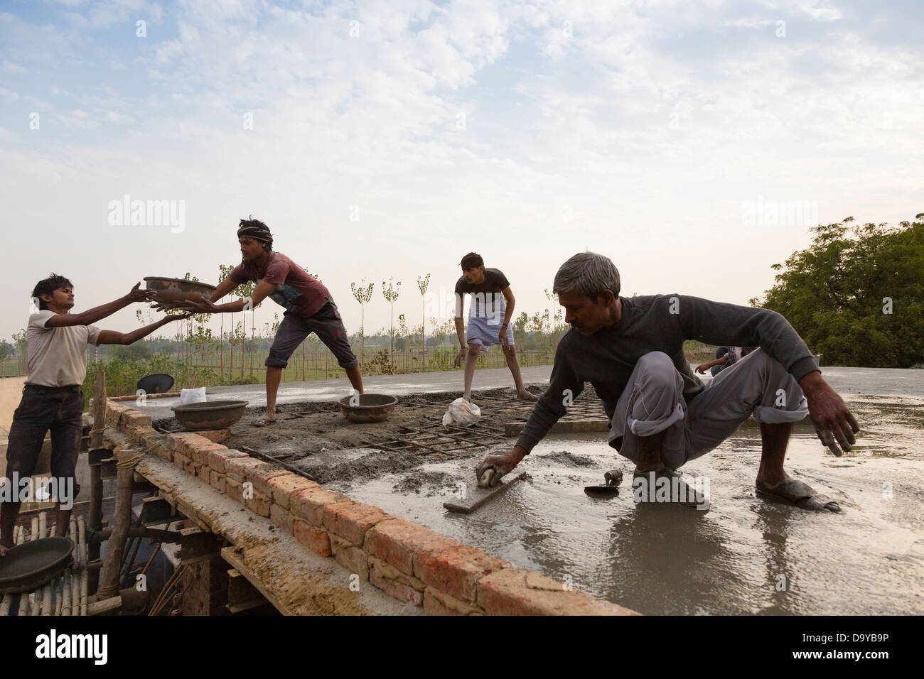 India construction workers hi-res stock photography and images - Alamy