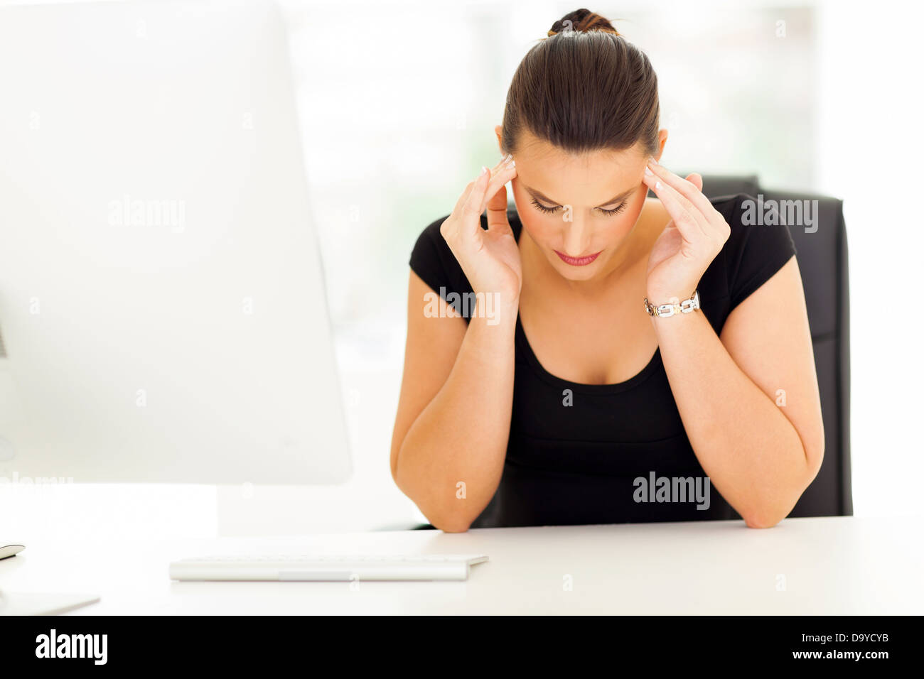 Headache office black woman hi-res stock photography and images - Alamy