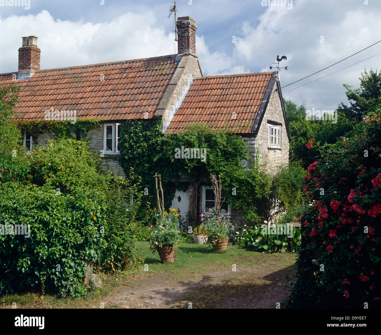 Stone walls tiled roofs hi-res stock photography and images - Alamy