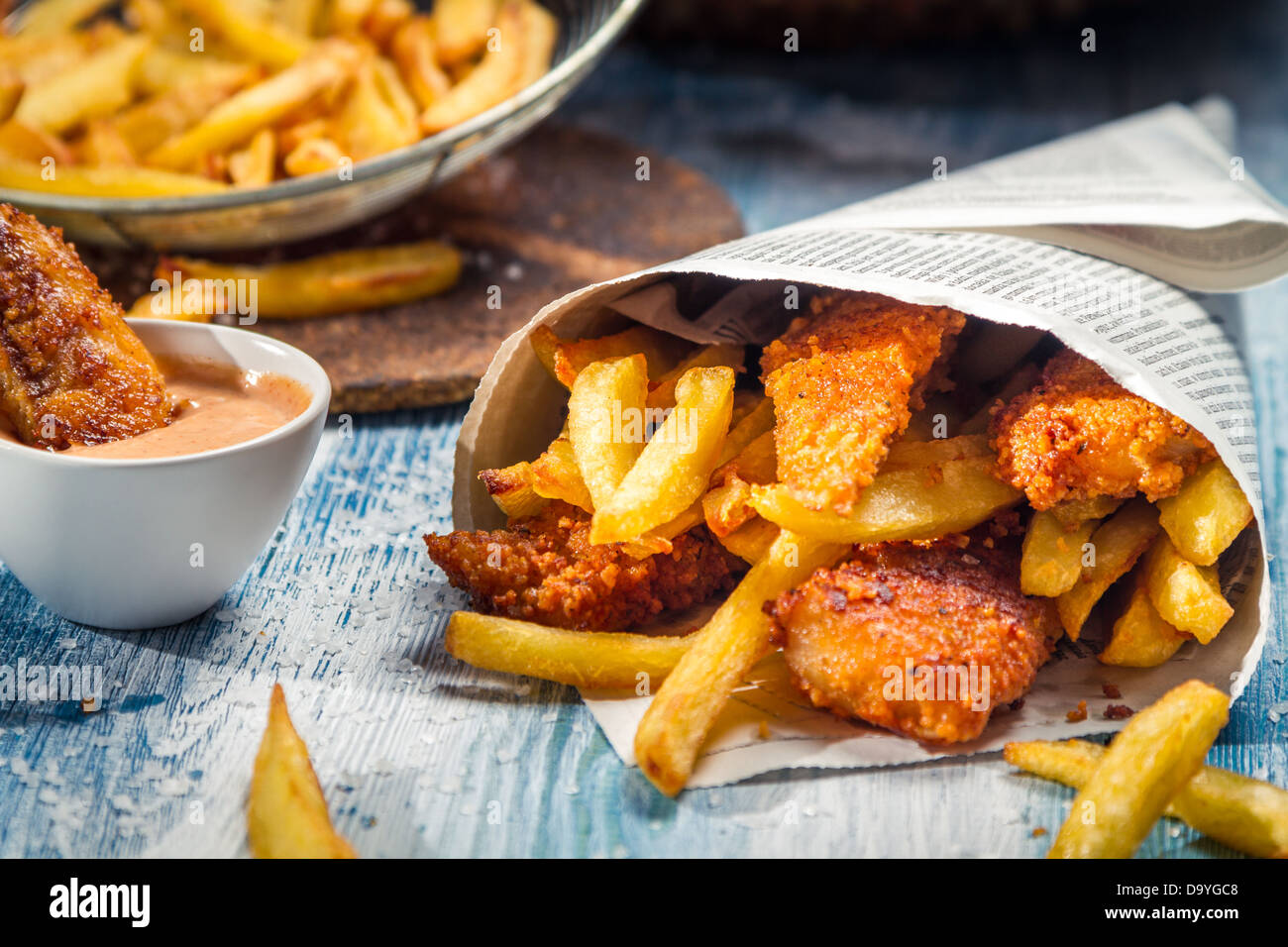 Fish and chips in paper hi-res stock photography and images - Alamy