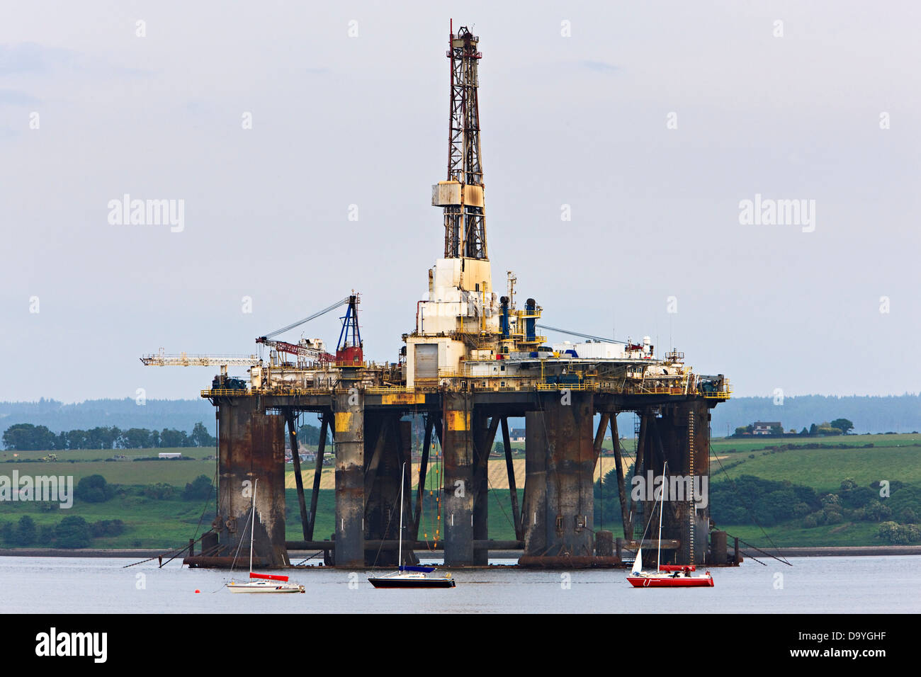 Dismantling an oil rig hi-res stock photography and images - Alamy