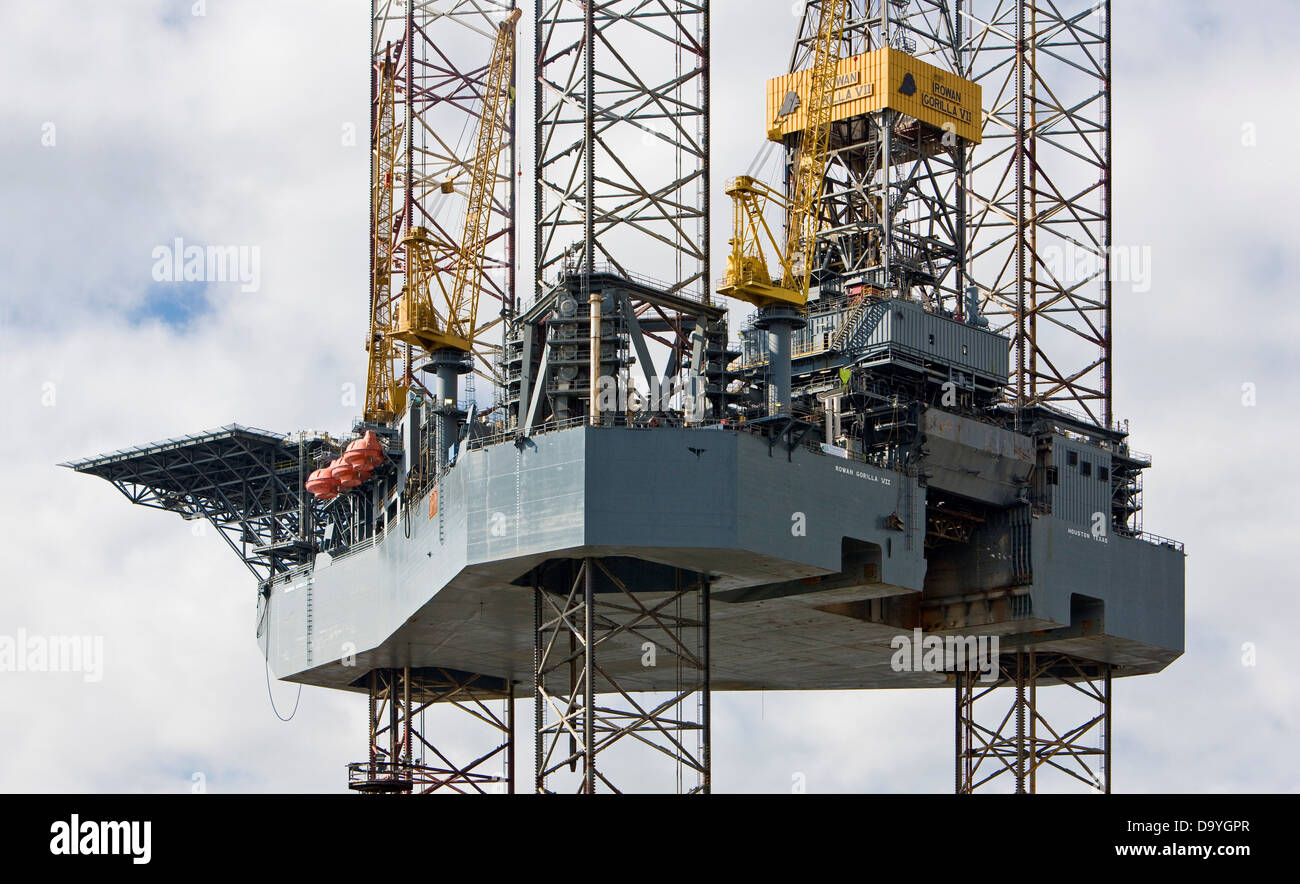 Jackup oil drilling platform at Dundee Docks, Scotland Stock Photo - Alamy