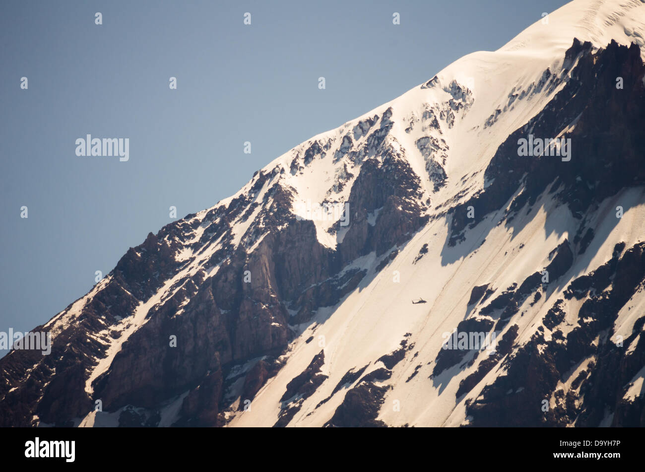 Chinook helicopter flies in hi-res stock photography and images - Alamy