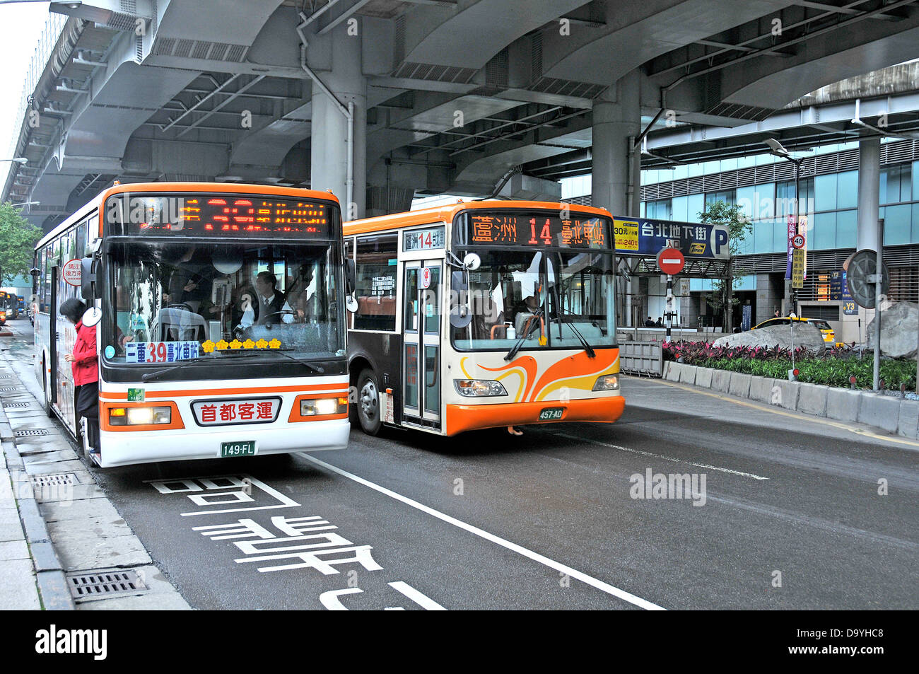 street scene buses Taipei Taiwan Stock Photo - Alamy