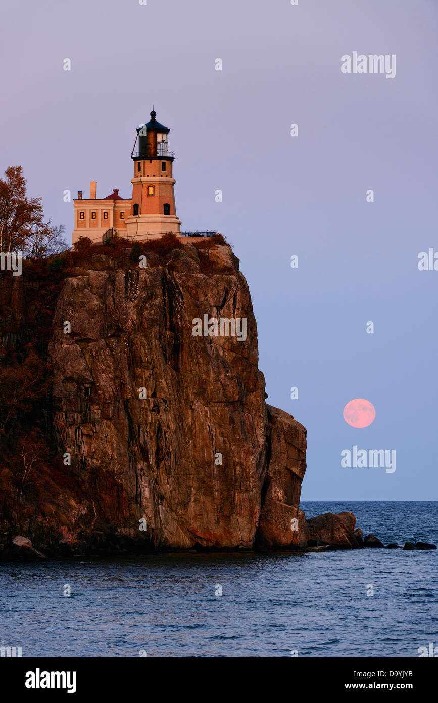 Split Rock Lighthouse & full moon over Lake Superior at Split Rock ...