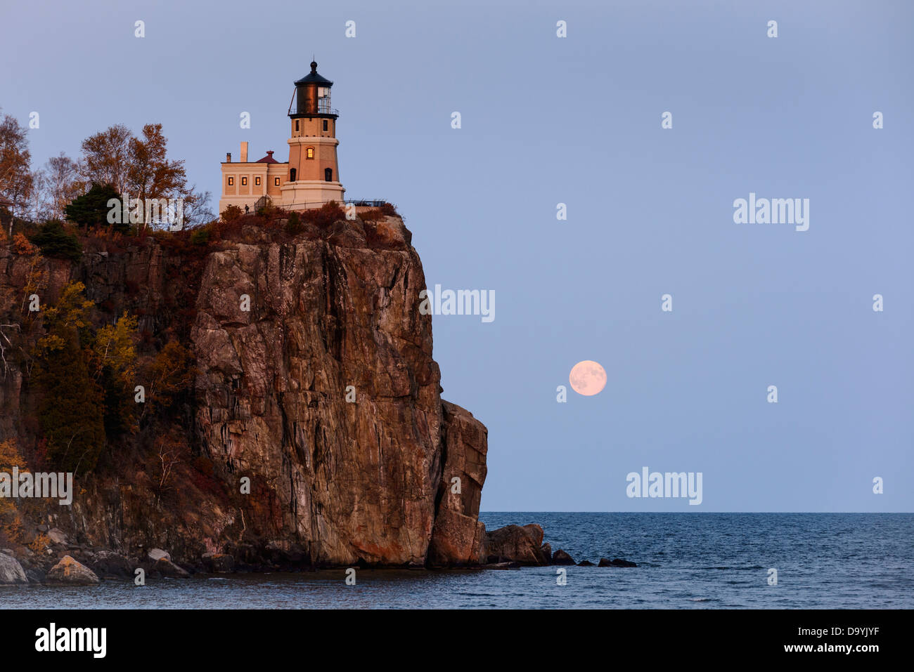 Split Rock Lighthouse & full moon over Lake Superior at Split Rock ...