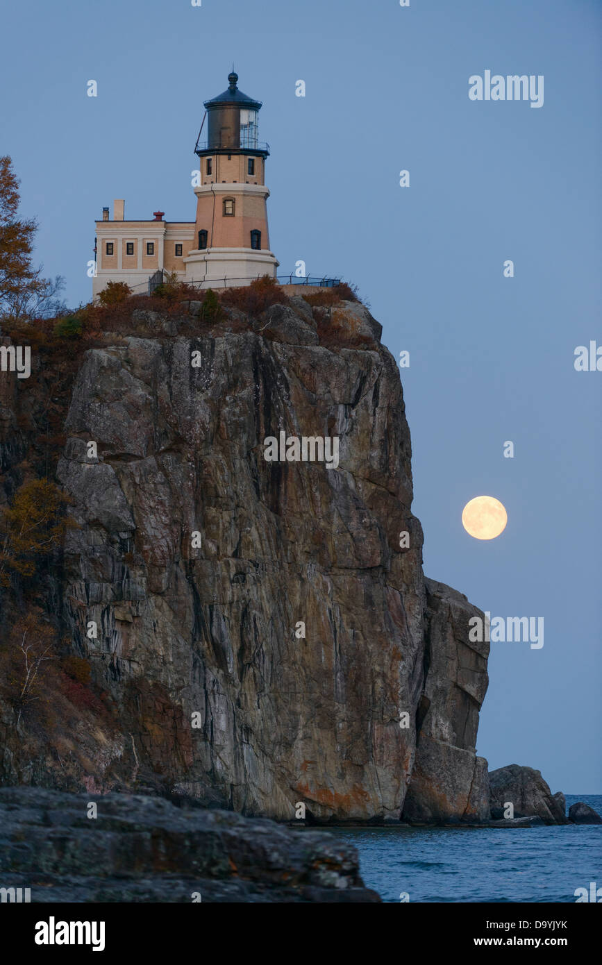 Split Rock Lighthouse & full moon over Lake Superior at Split Rock ...