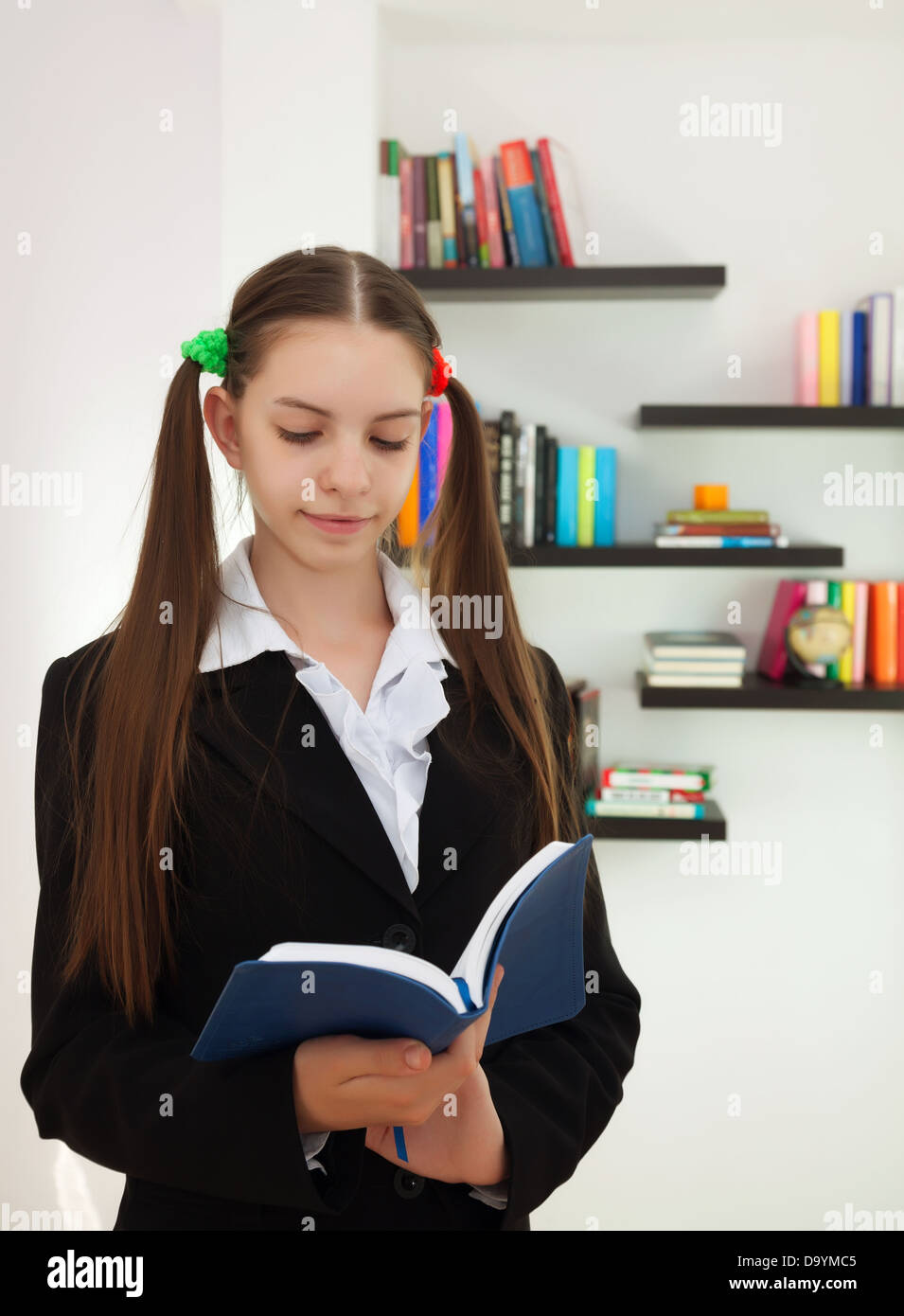 Pretty teenage girl reading book hi-res stock photography and images ...