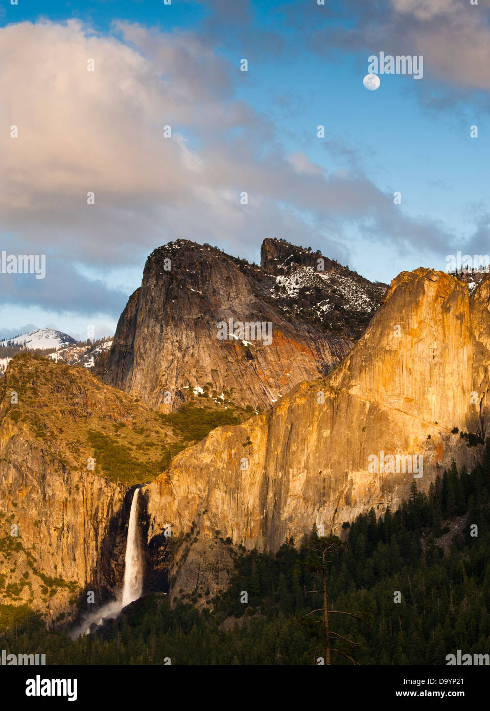 Bridalveil Falls and full moon, Yosemite National Park, California ...
