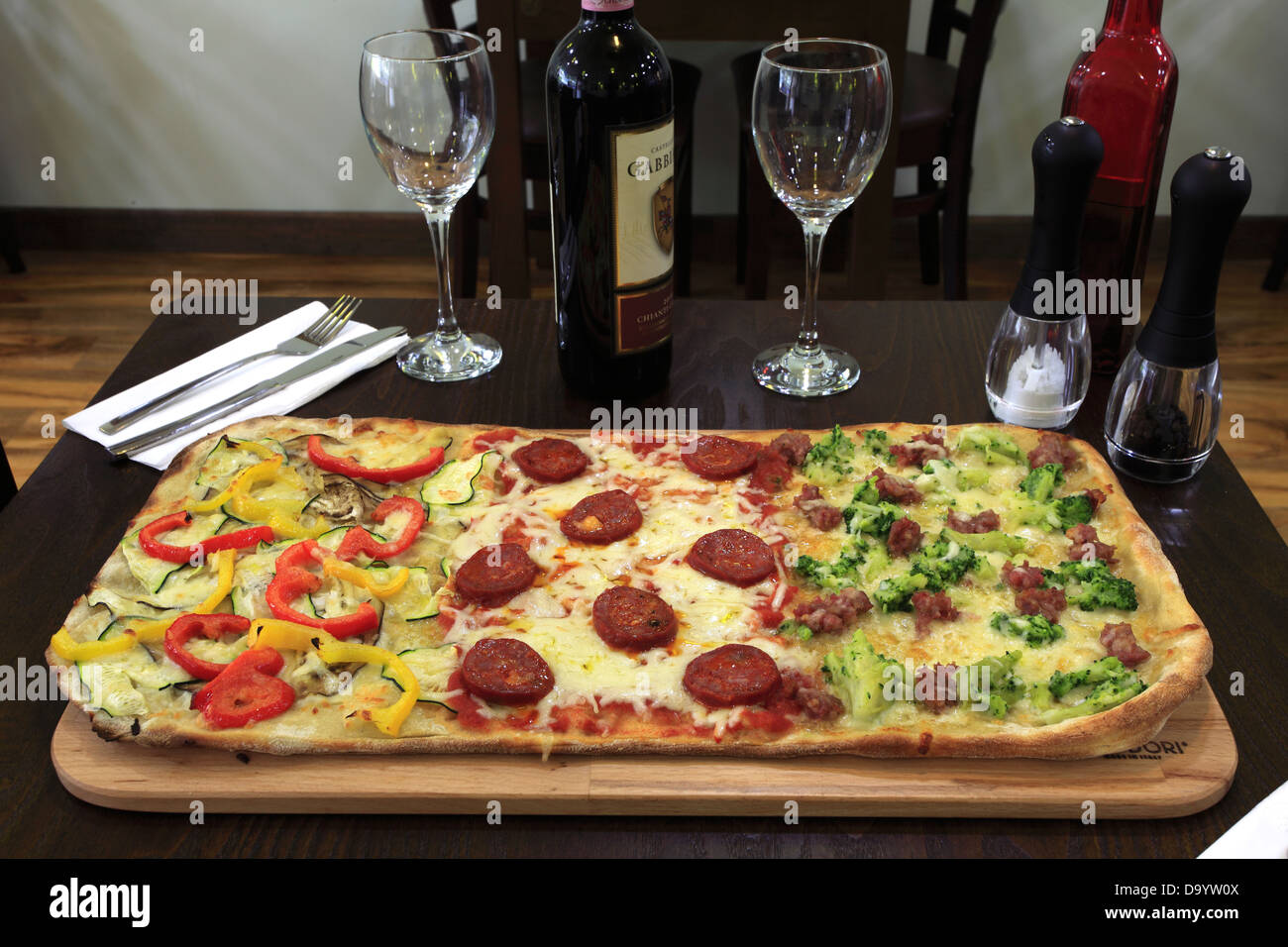 Pizza restaurant interior hi-res stock photography and images - Alamy