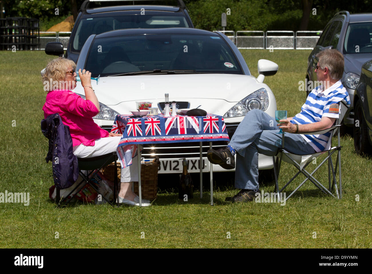 Wimbledon, London, UK. 29th June 2013. A tennis fan couple picnic in a ...