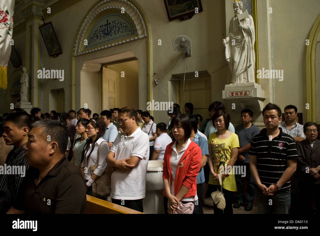 Priests praying catholic hi-res stock photography and images - Alamy