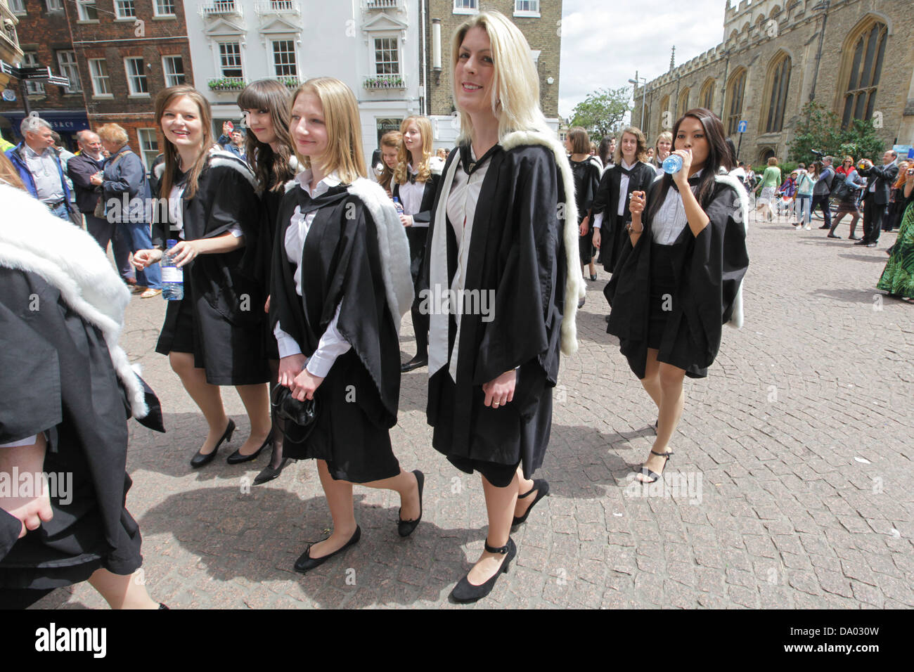 GRADUATION DAT AT CAMBRIDGE UNIVERSITY SHOWS STUDENTS ON THEIR WAY TO ...